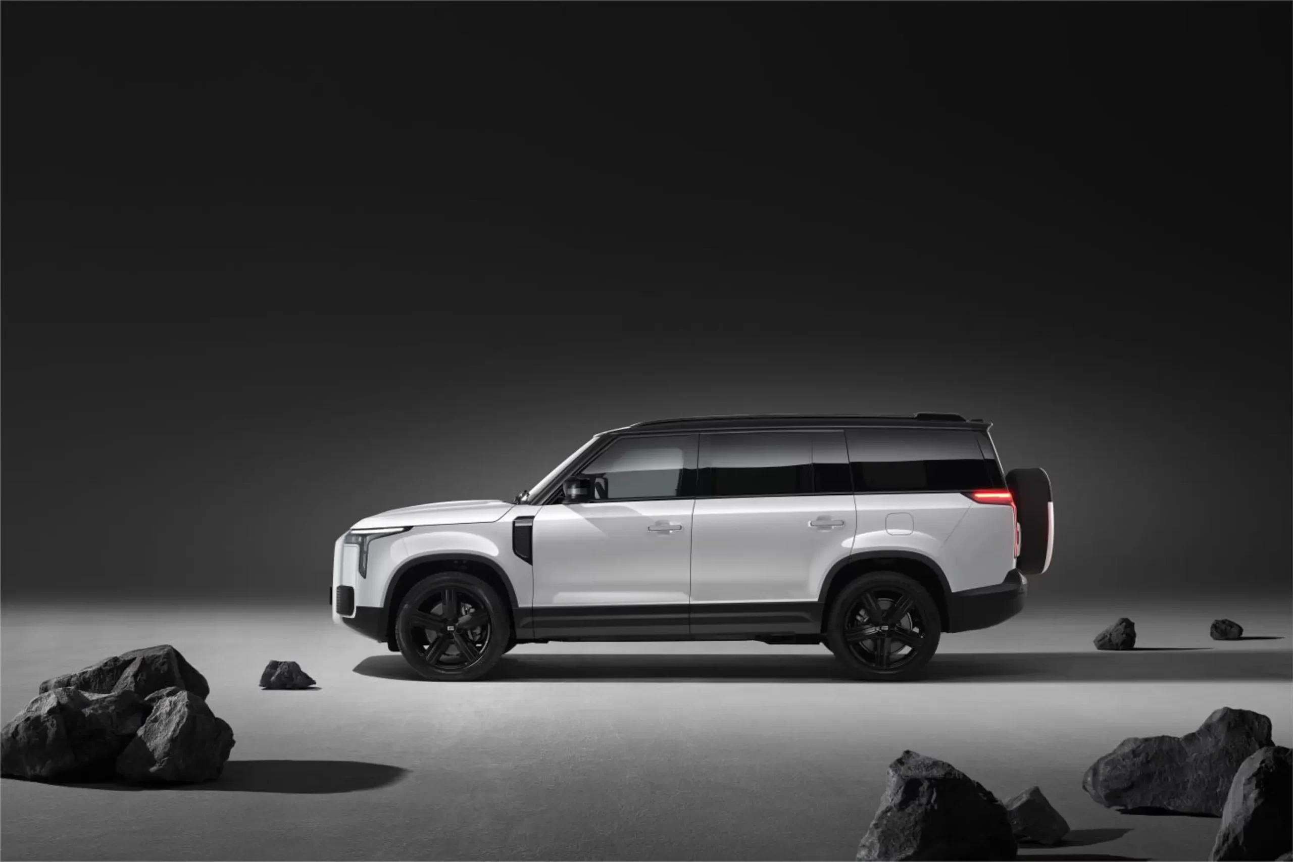 Land Rover Defender vs ROX 01: Why Importers Are Turning to Chinese ...